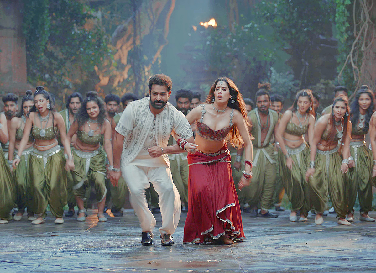 ఎన్టీఆర్ 'దేవర' మూవీ సాంగ్‌ అదిరిపోయే HD స్టిల్స్ | Jr NTR And Janhvi Kapoor Devara Song HD ...